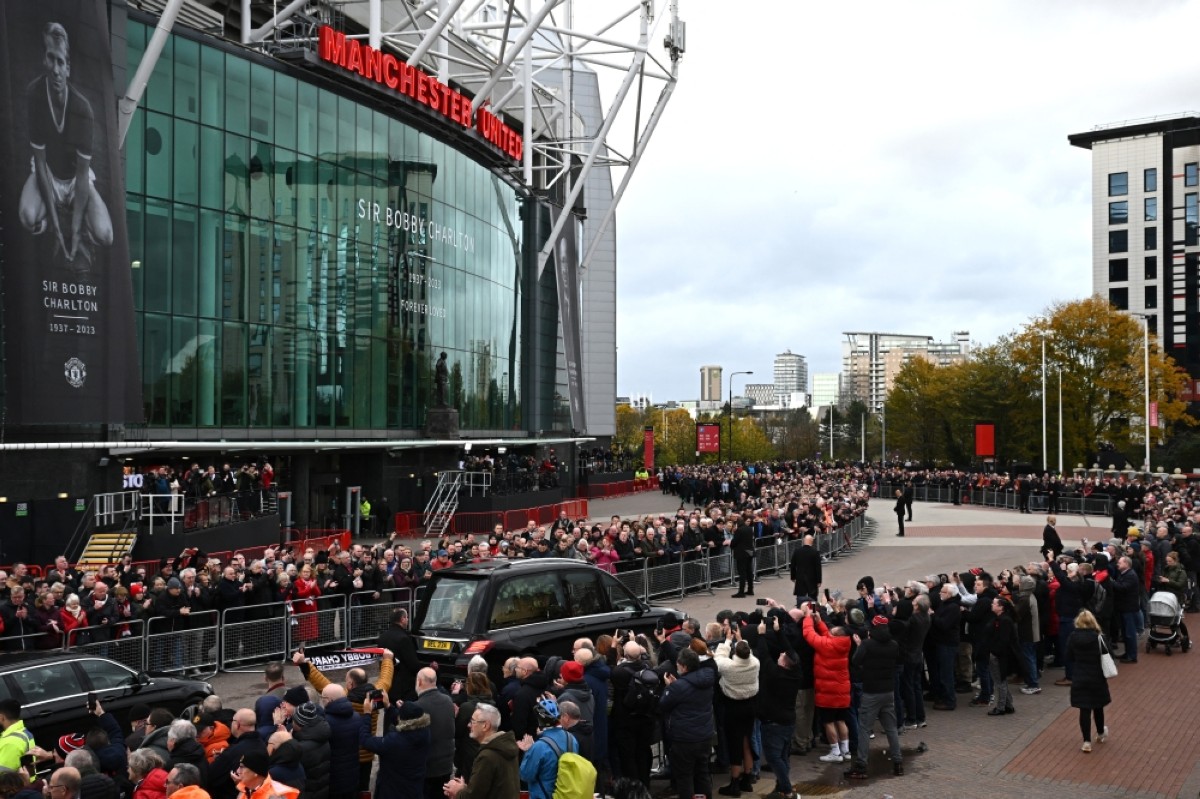Fans bid farewell to Man Utd great Bobby Charlton | Kuwait Times Newspaper Fans bid farewell to Man Utd great Bobby Charlton | Kuwait Times Newspaper